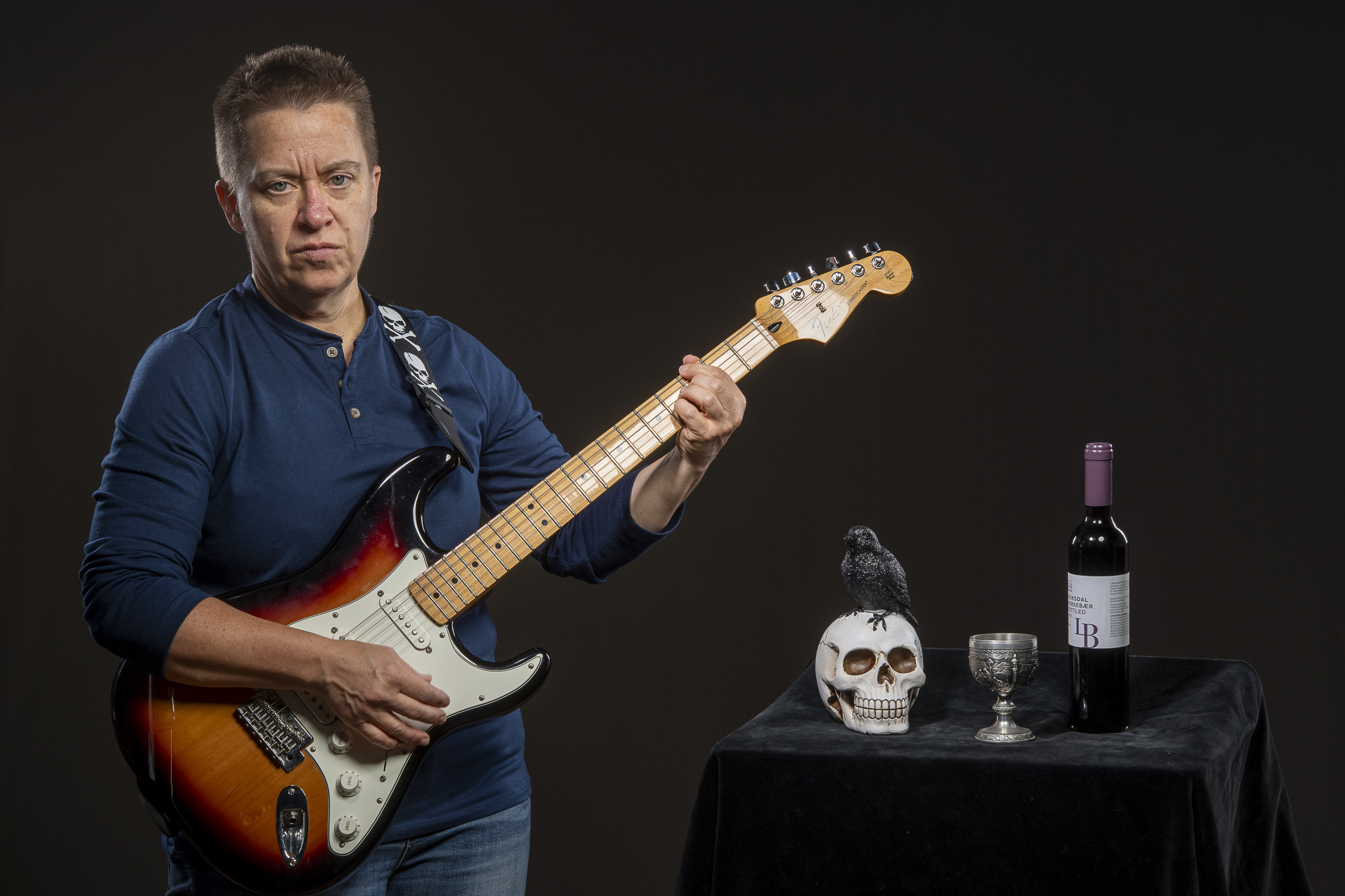 Jess Martin performs with the band!